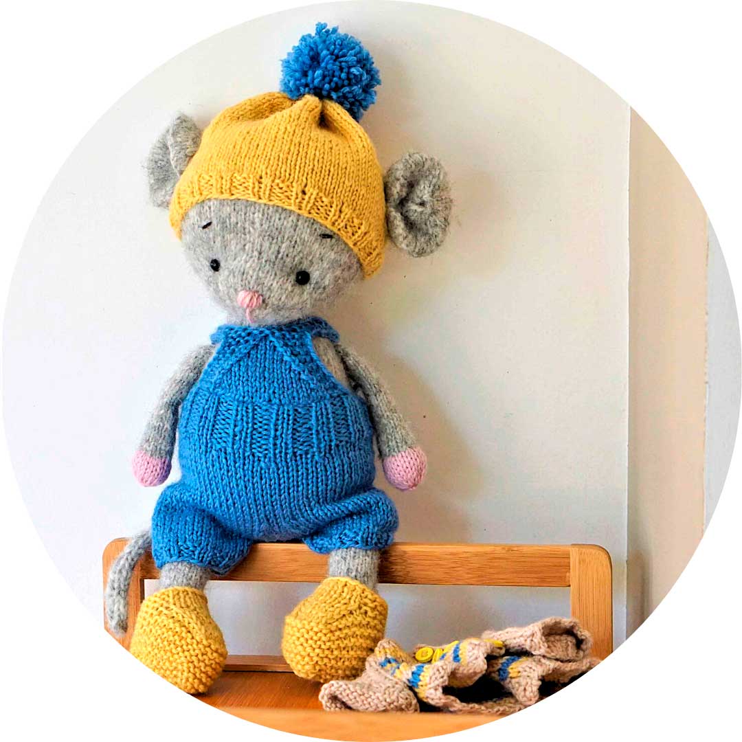 Knitting Pattern - Little Charming Mouse Outfit